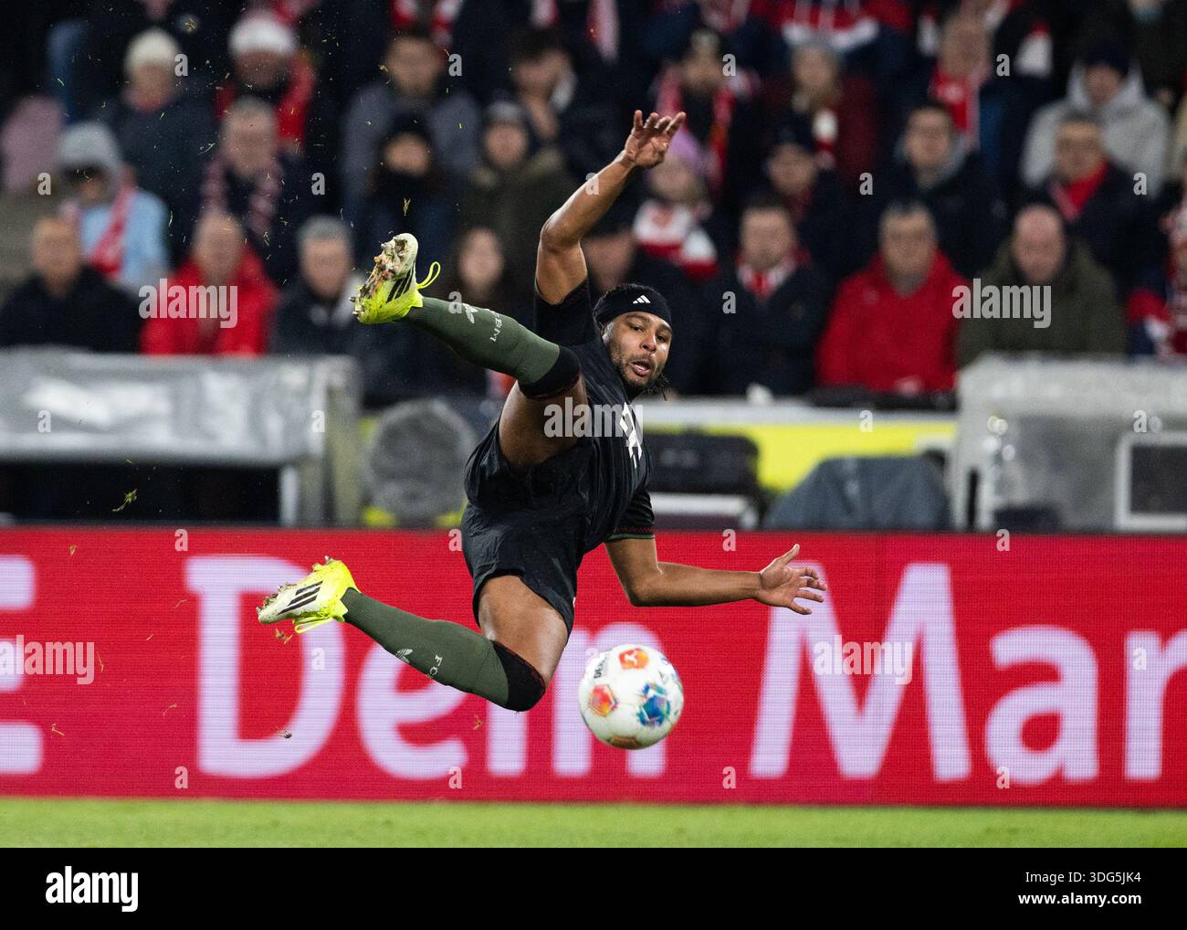 Köln, RheinEnergieStadion, 14.01.2026: Serge Gnabry of Muenchen kicks ...