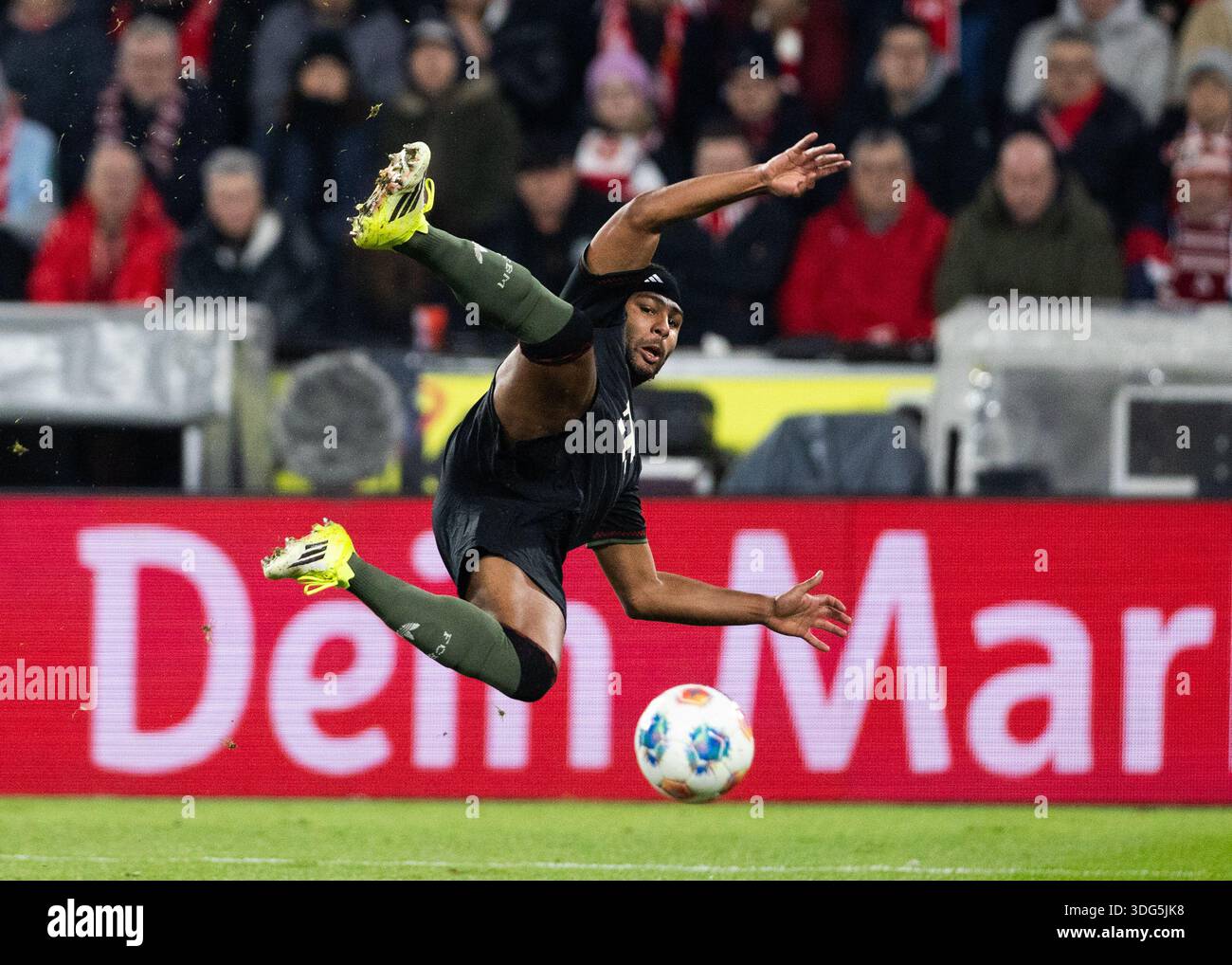 Köln, RheinEnergieStadion, 14.01.2026: Serge Gnabry of Muenchen kicks ...