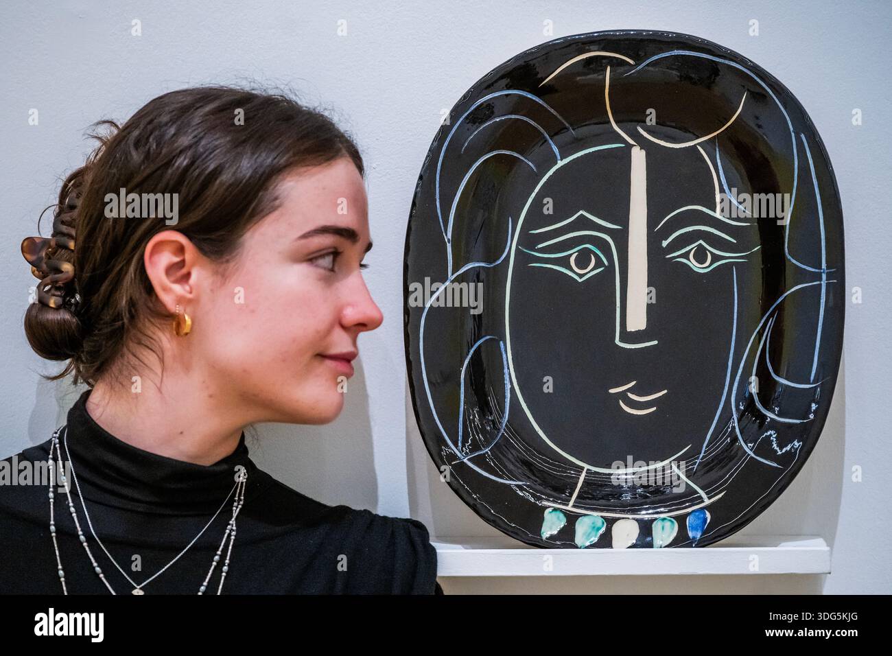London, UK. 15 Jan 2026. Visage de femme (Woman's Face) by Pablo ...