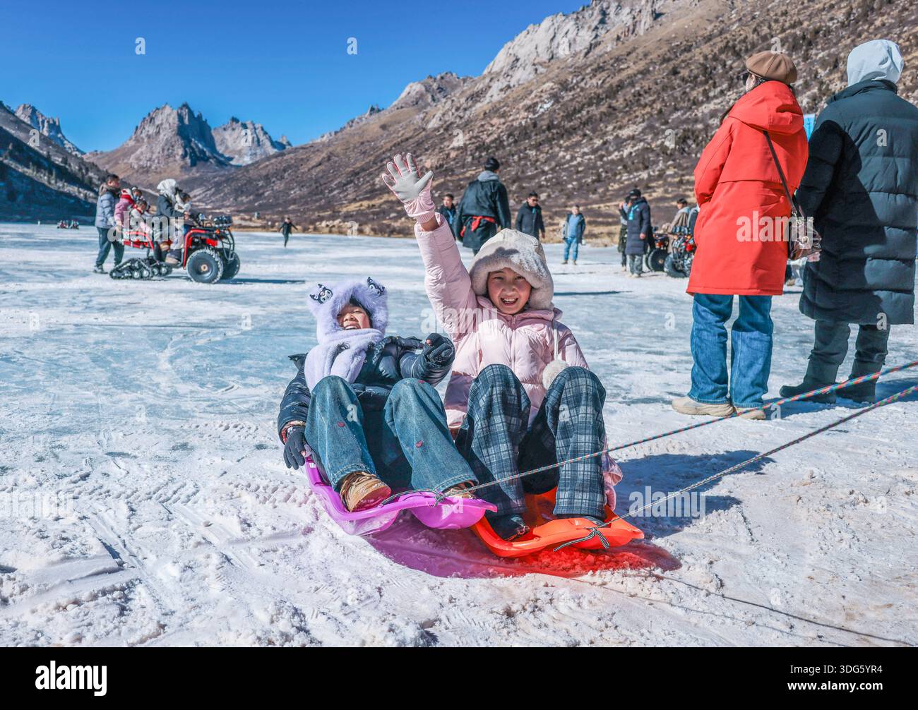 (260115) -- BEIJING, Jan. 15, 2026 (Xinhua) -- Children play on a ...
