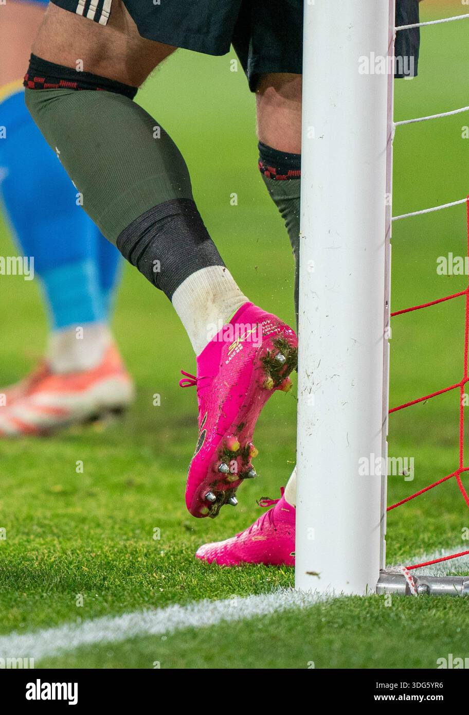 Symbolfoto: Fussballschuhe werden am Pfosten sauber getreten 1. FC Köln ...