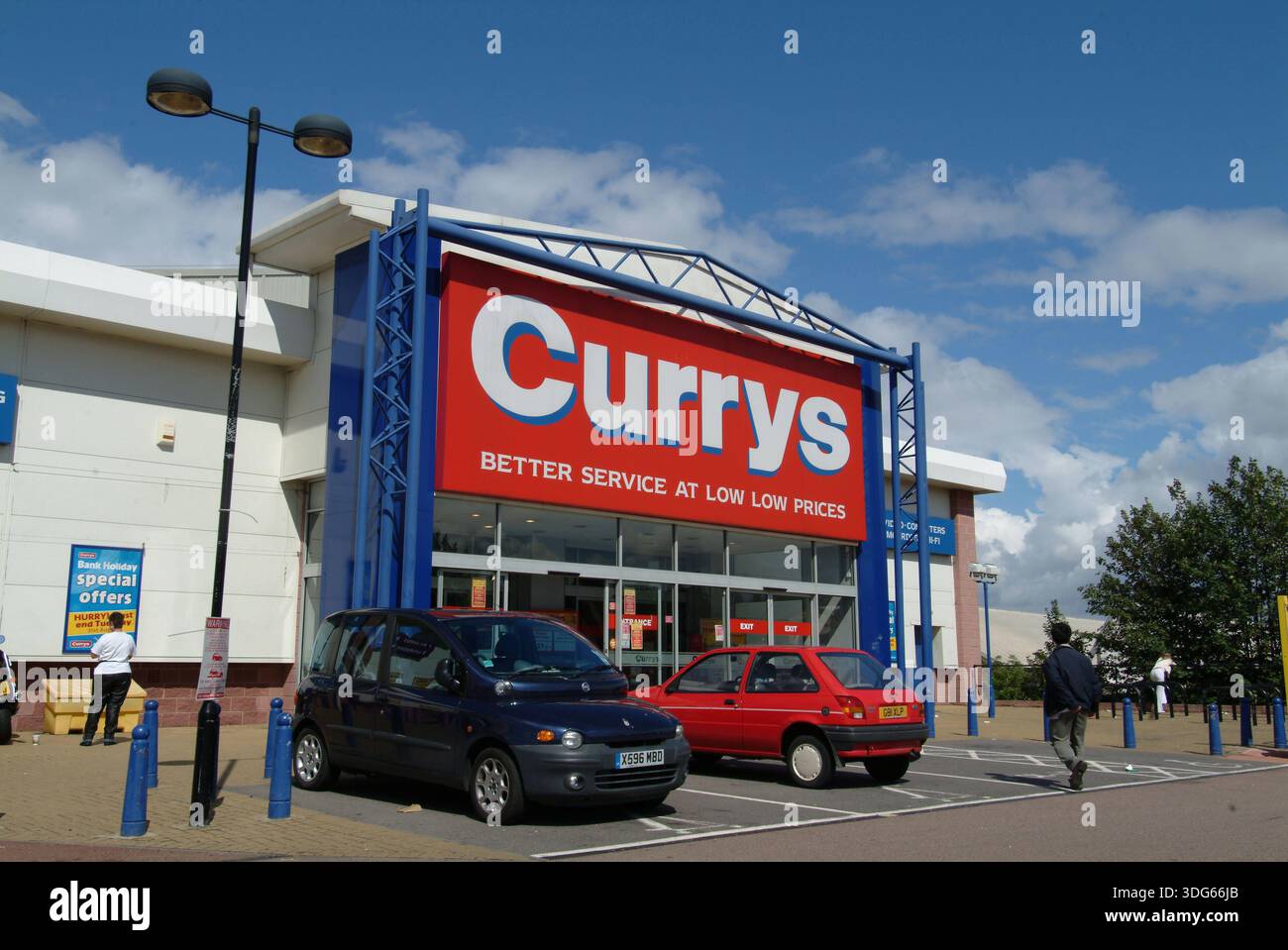 Currys electrical goods retailer frontage seen from street. - Greenwich ...
