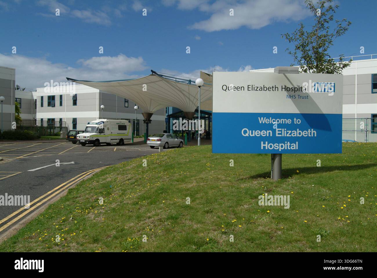 Queen Elizabeth Hospital, Charlton frontage seen from street ...