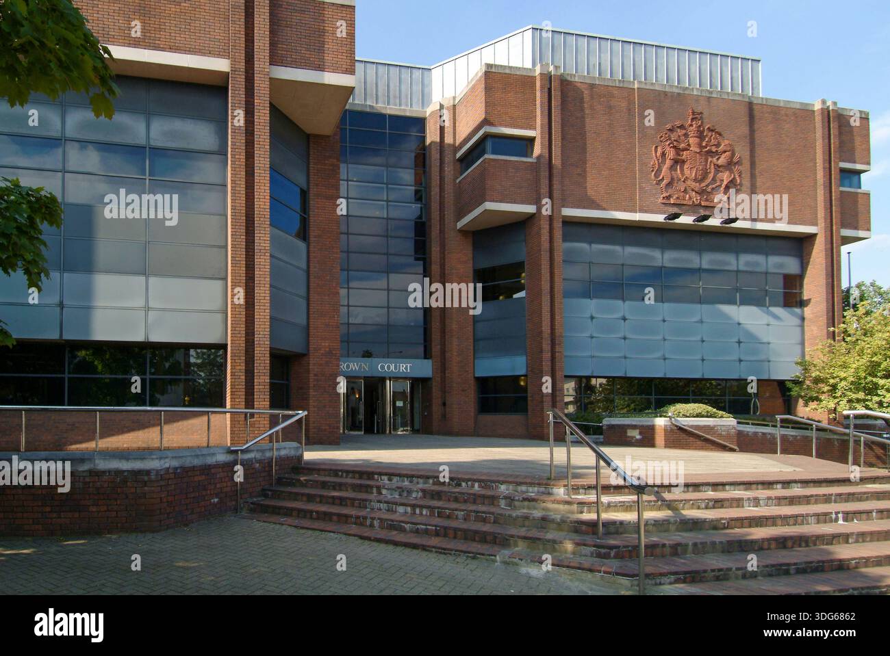 Harrow Crown Court frontage seen from street. - Harrow - London, United ...