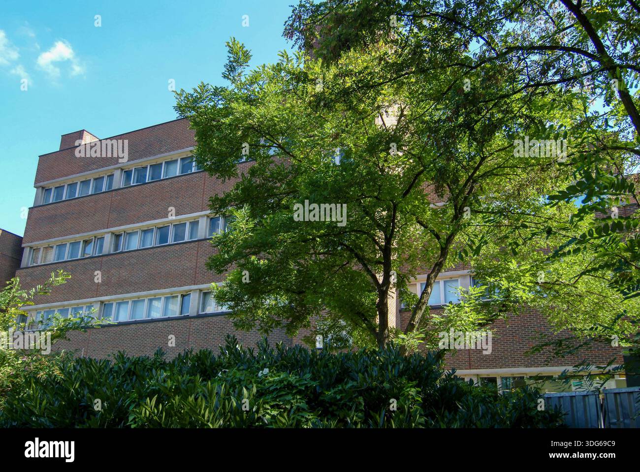 Croydon Police station frontage seen from street. - Croydon - England ...