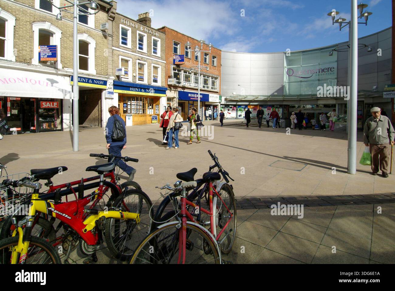 Slough town square with shoppers. - Slough - England, United Kingdom ...