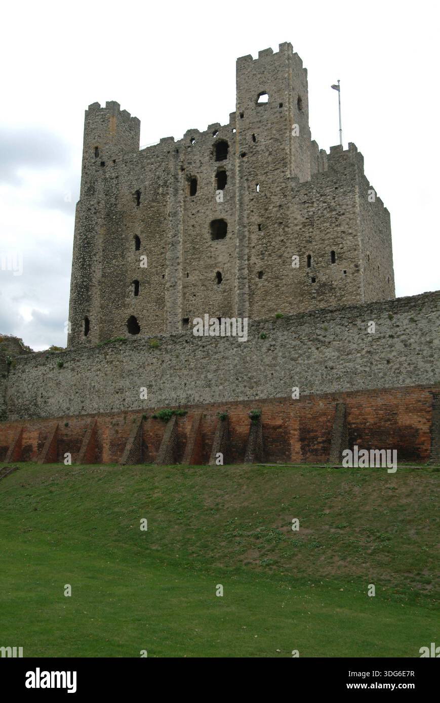 Rochester Castle stands on the east bank of the River Medway in ...