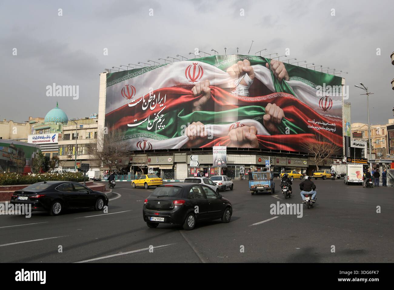 (260115) -- TEHRAN, Jan. 15, 2026 (Xinhua) -- A giant banner is seen at ...