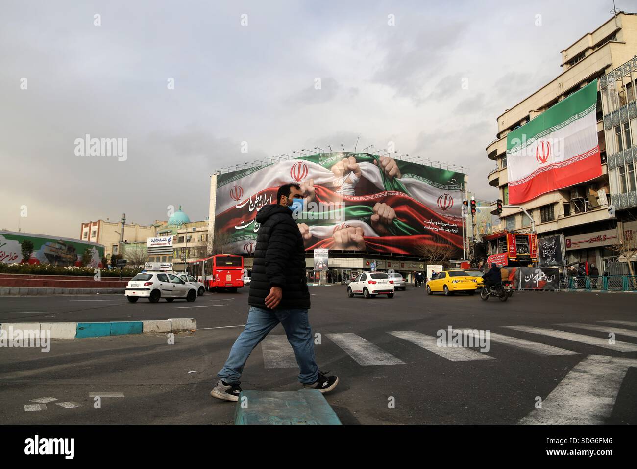 (260115) -- TEHRAN, Jan. 15, 2026 (Xinhua) -- A pedestrian walks on the ...