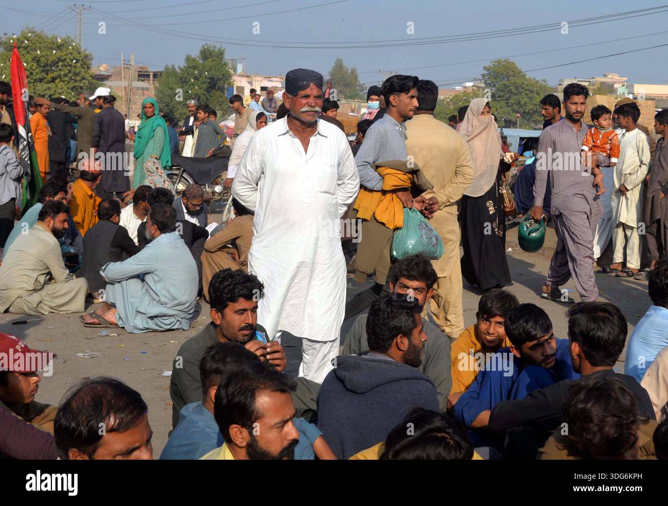 HYDERABAD, PAKISTAN, JAN 15: Victims of Hala Naka are block road as ...