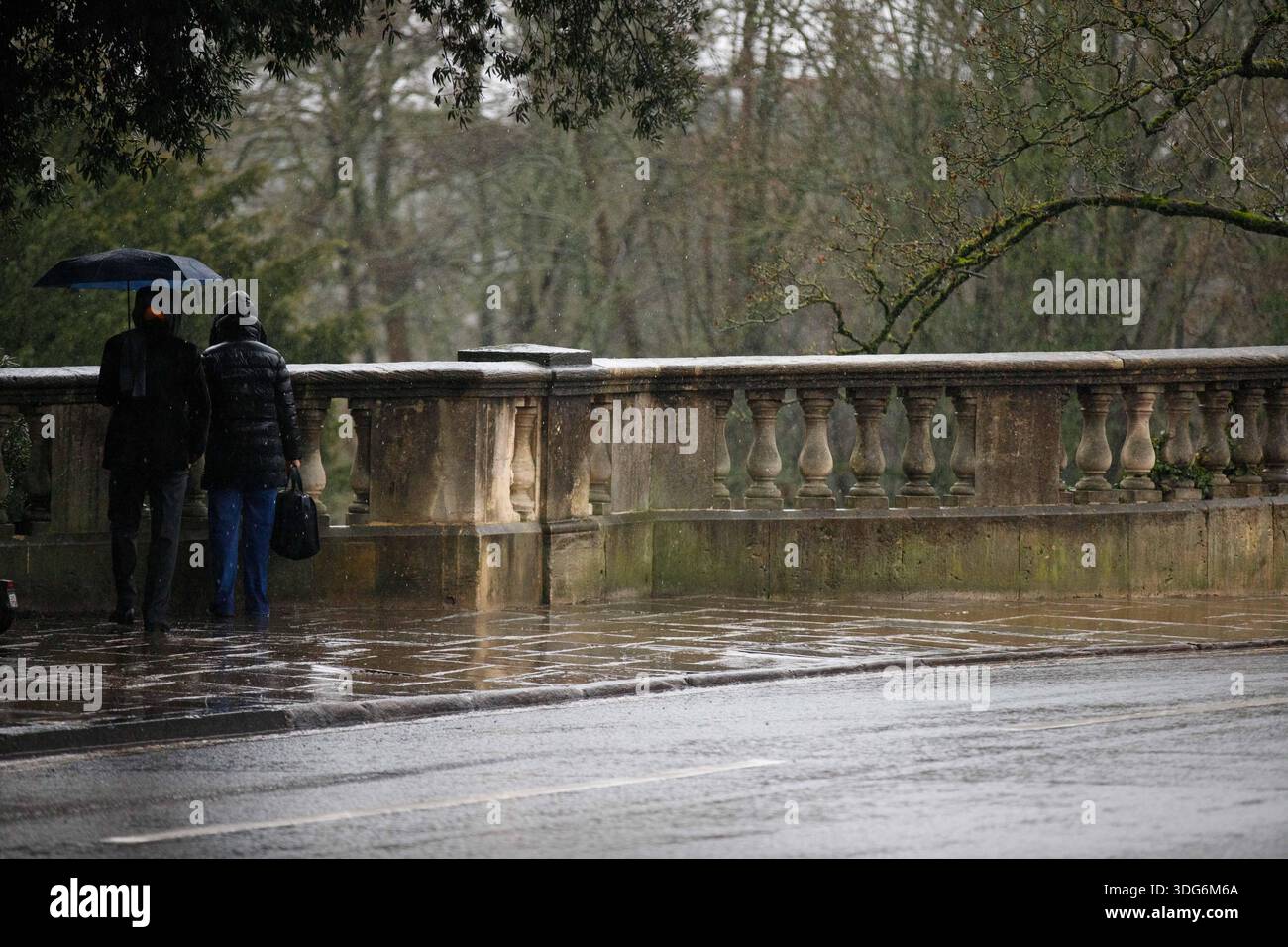 OXFORD WEATHER. Rainy weather drench members of the public in Oxford ...