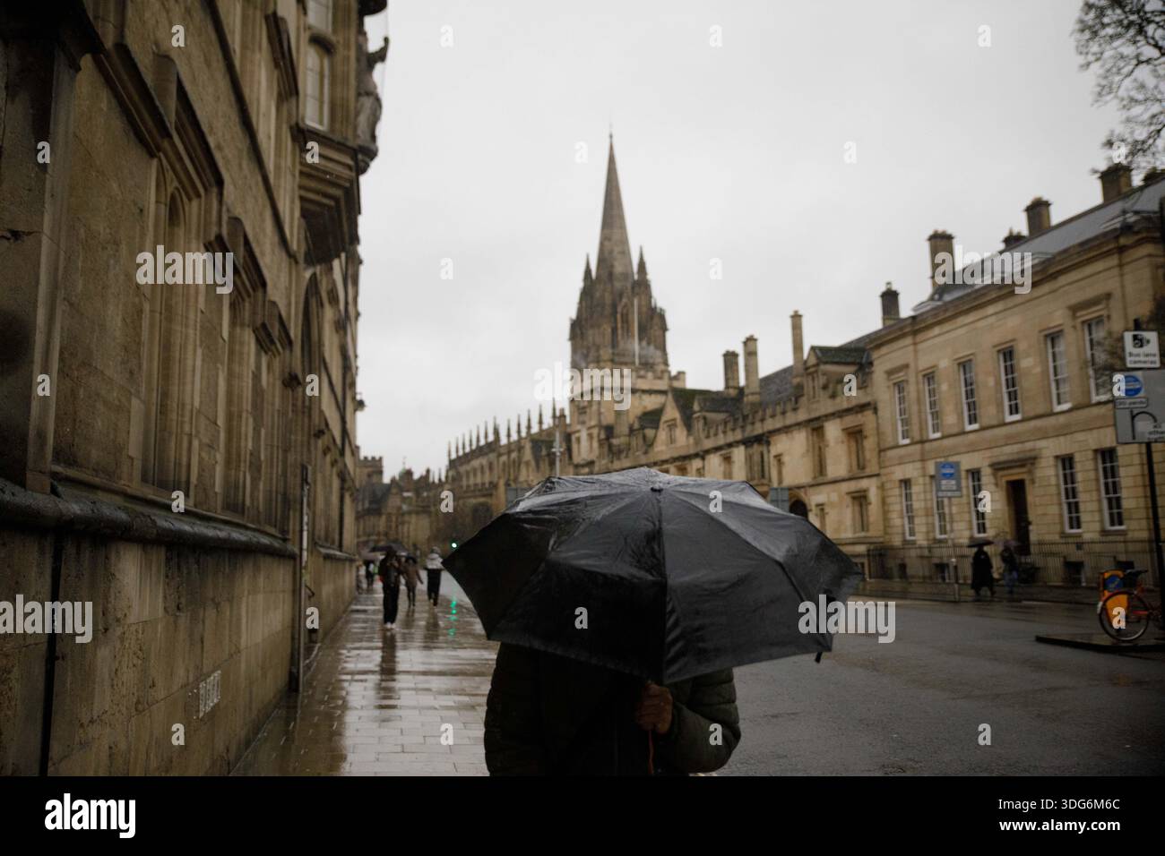 OXFORD WEATHER. Rainy weather drench members of the public in Oxford ...
