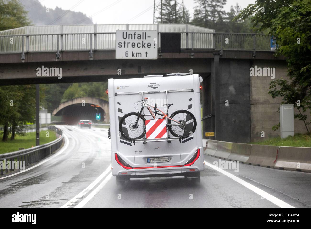 Verkehr bei Regen, Unfallstrecke, Wohnmobil, Arlbergschnellstraße S16 ...