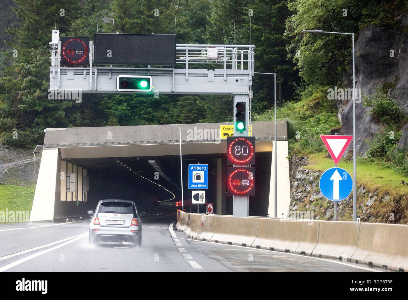 Einfahrt Arlbergtunnel in Vorarlberg, Österreich // Entrance Arlberg ...