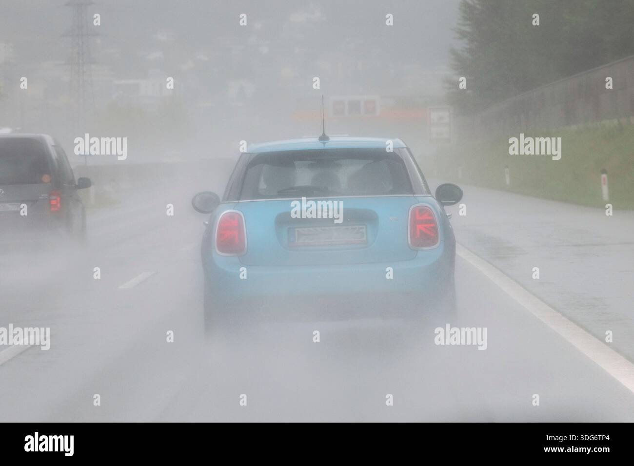 Verkehr, Inntalautobahn A12 bei Regen in Tirol, Österreich // Traffic ...