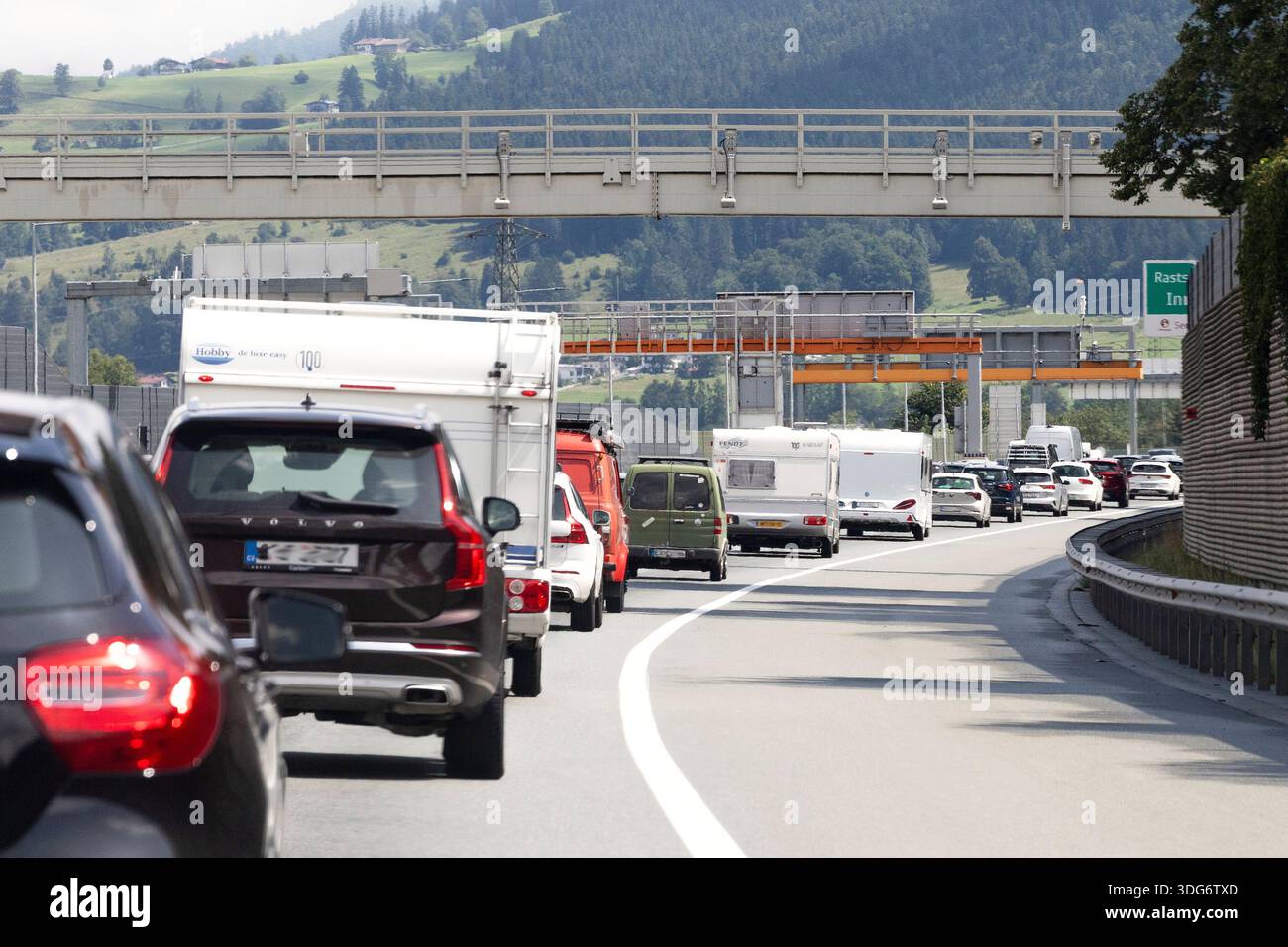 Verkehrsstau auf der Inntalautobahn A12 in Tirol, Österreich // Traffic ...