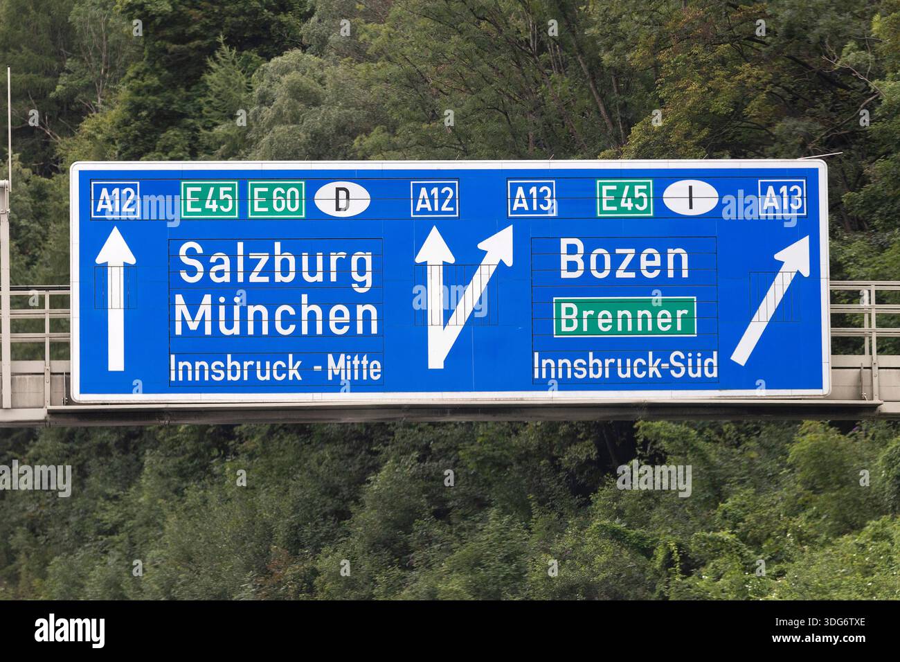 Überkopfanzeige, Inntalautobahn A12 in Tirol, Österreich // Overhead ...