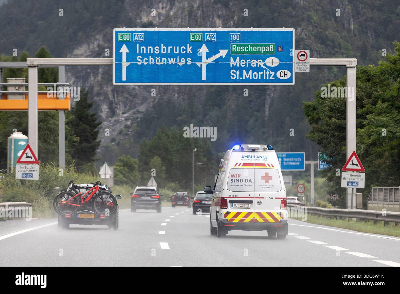 Rettungsauto im Einsatz, Inntalautobahn A12, Tirol, Österreich ...