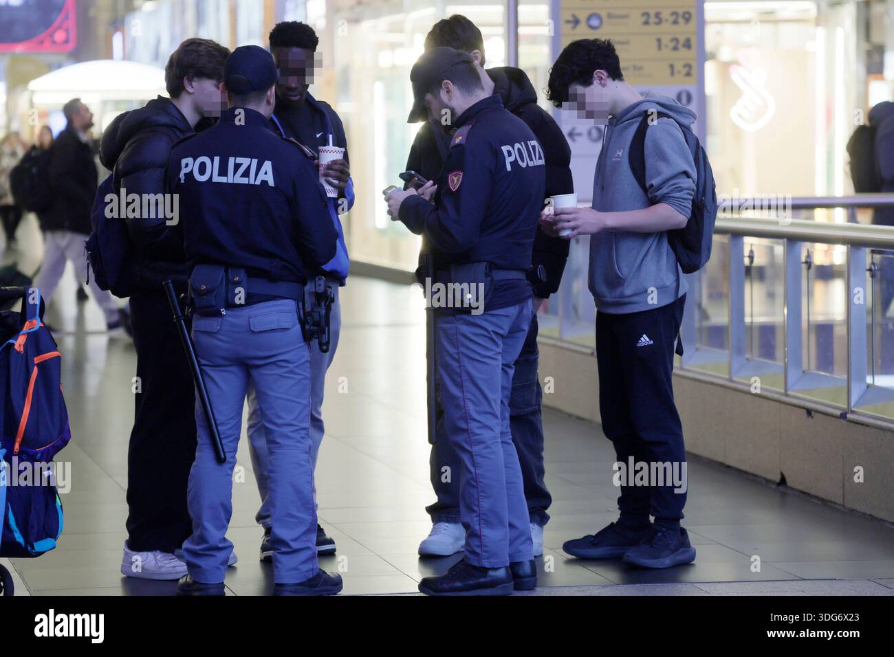 Controlli della polizia a Termini — Roma—Italia —Giovedì 15 Gennaio ...