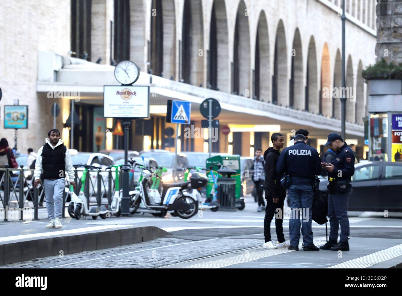Roma, Italia. 15th Jan, 2026. Controlli della polizia a Termini - Roma ...