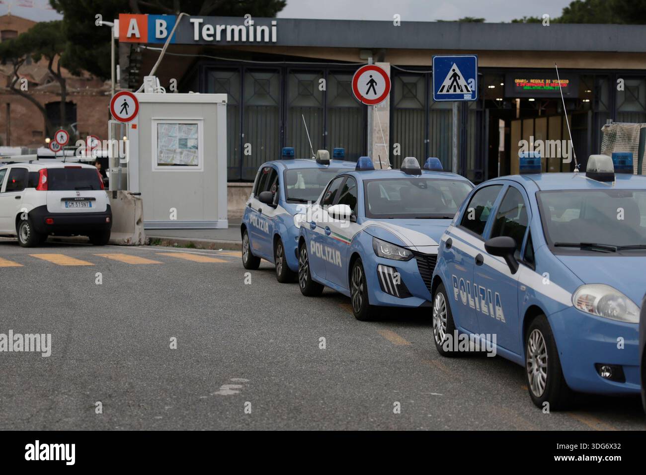 Roma, Italia. 15th Jan, 2026. Controlli della polizia a Termini - Roma ...