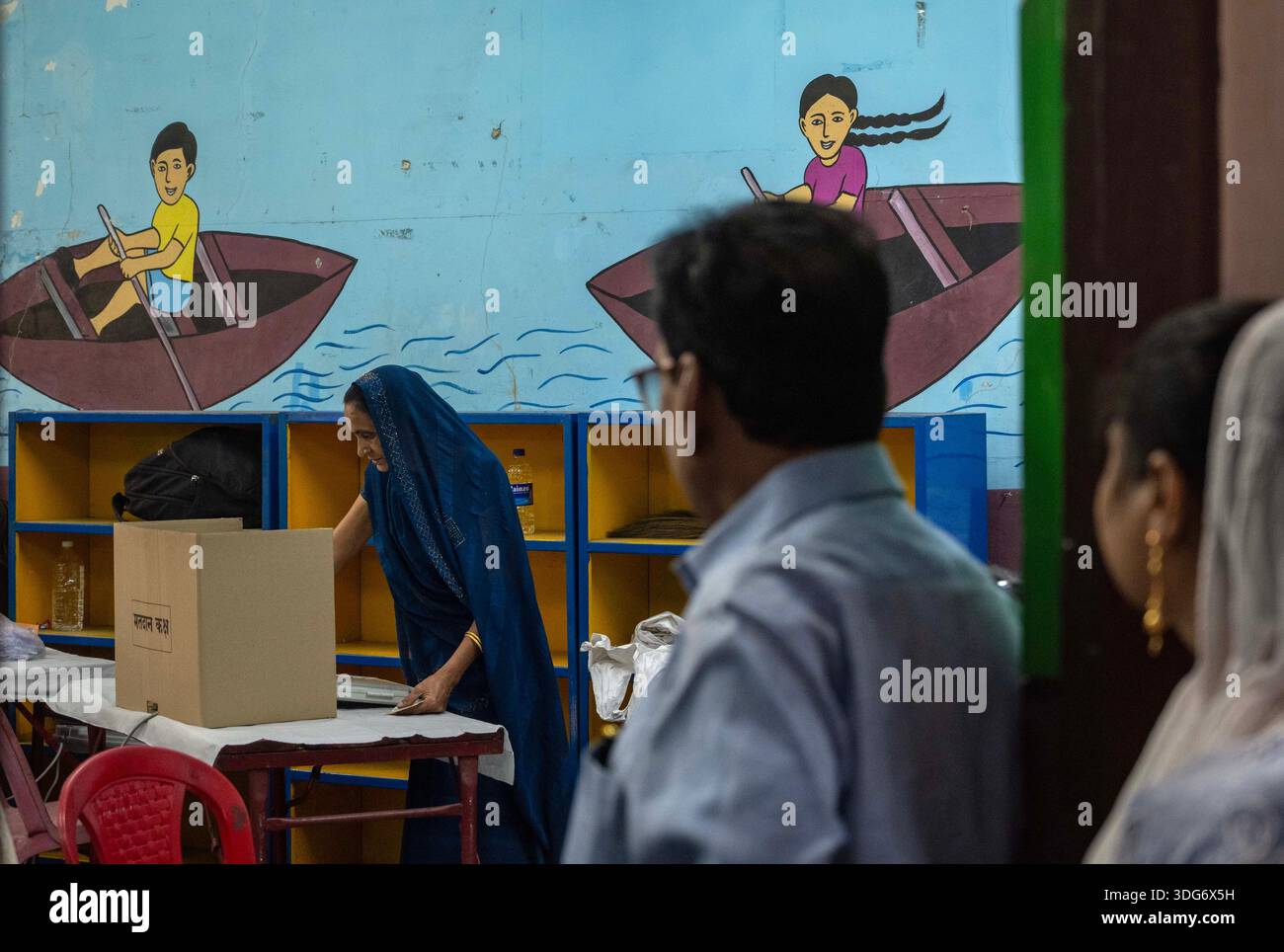 MUMBAI, INDIA - JANUARY 15: An old woman cast her vote in the ...