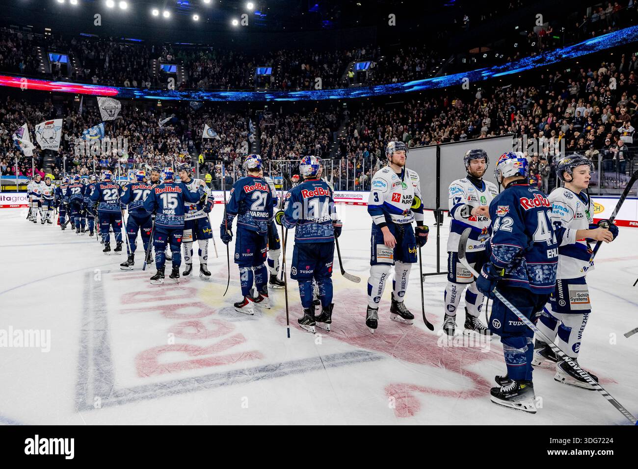 Handshake between the two teams after the game GER, EHC Red Bull Munich ...