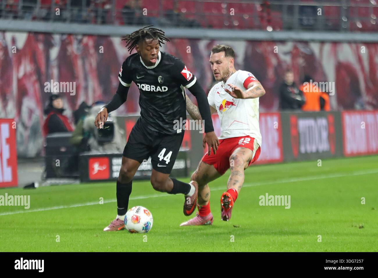Johan Manzambi (44, Freiburg) in front of captain [captain] David Raum ...