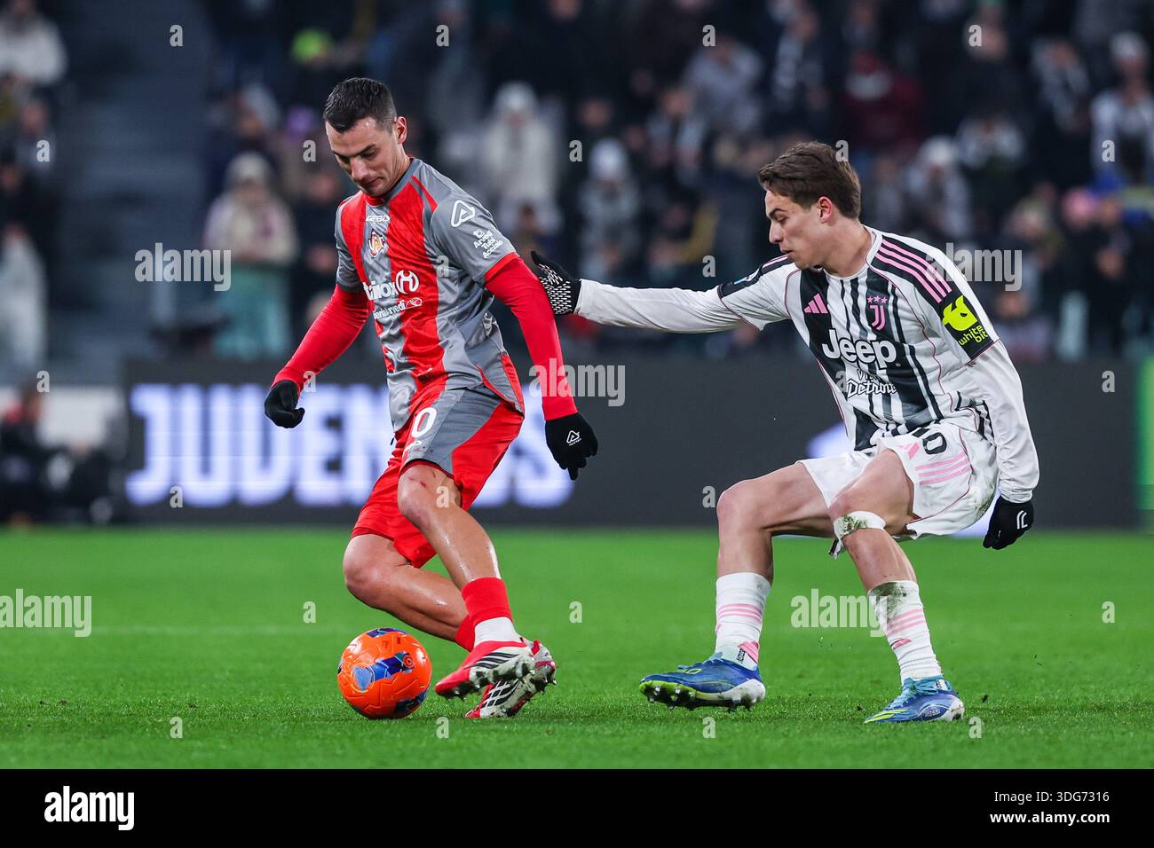 Federico Bonazzoli of US Cremonese competes for the ball with Kenan ...