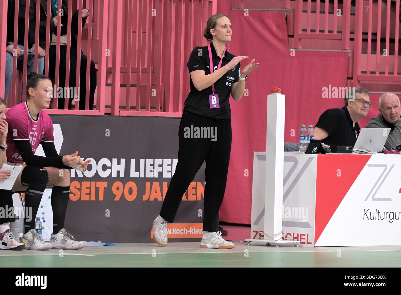 Miriam Hirsch (TusSies Metzingen, Coach) TusSies Metzingen vs. HSG ...