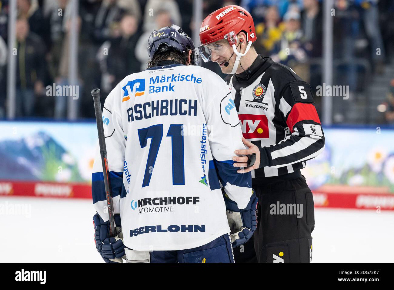 Main referee Andre Schrader in conversation with Daniel Fischbuch ...
