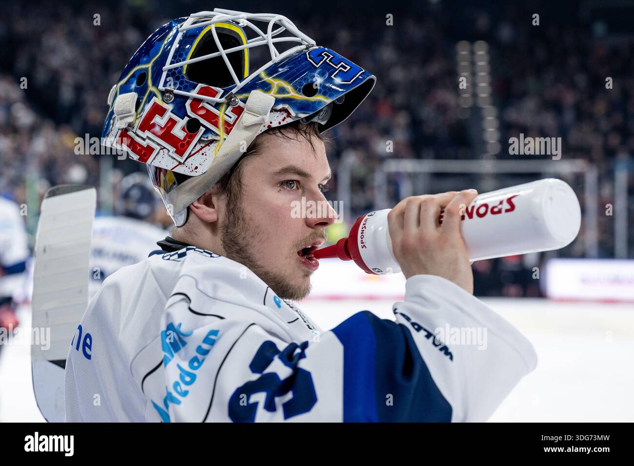 Hendrik Hane (Goalkeeper, Iserlohn Roosters, #32) with water bottle ...