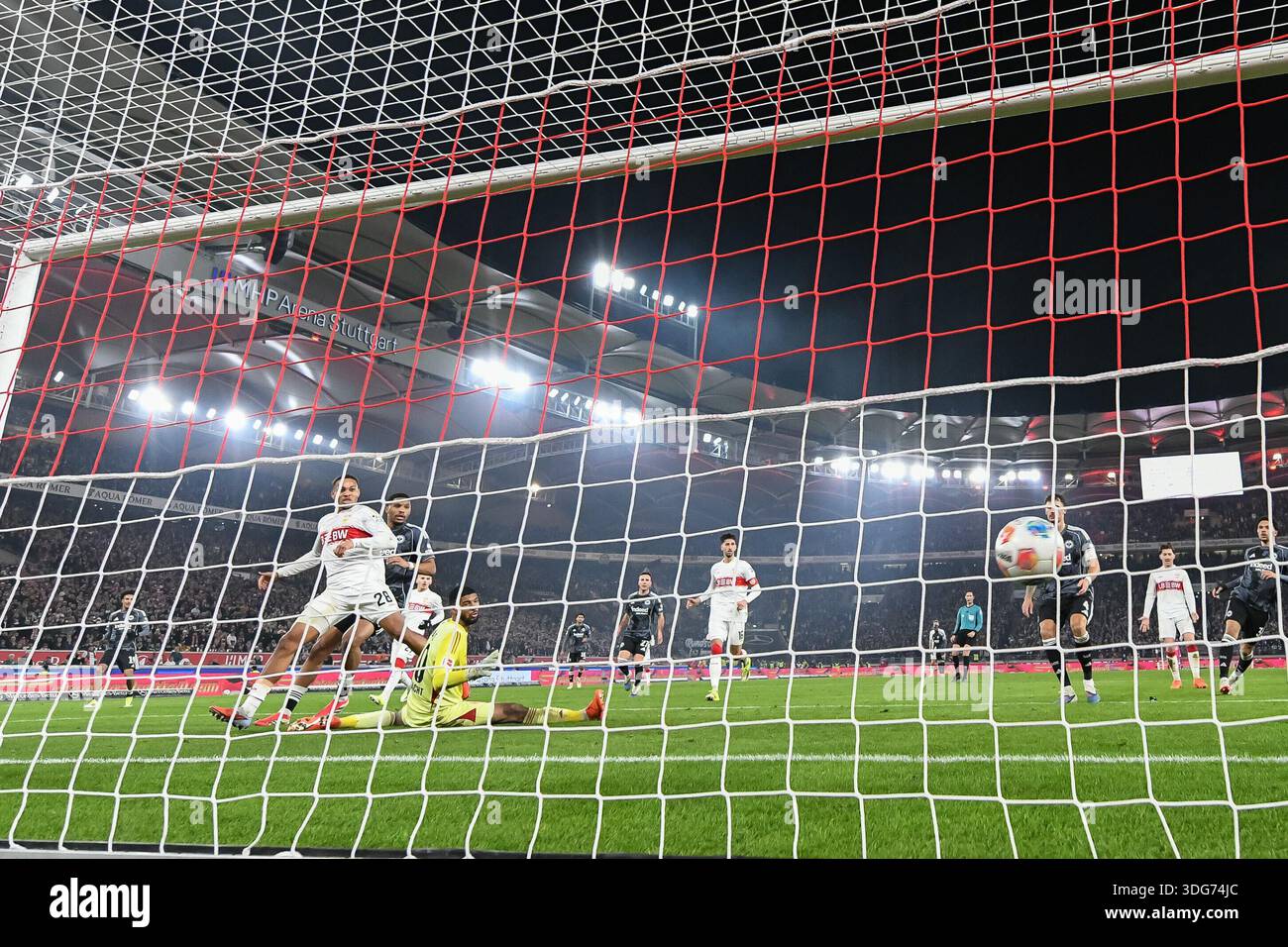 Goal [goal] at 3:2 by Nikolas Nartey (Stuttgart #28), back of the goal ...