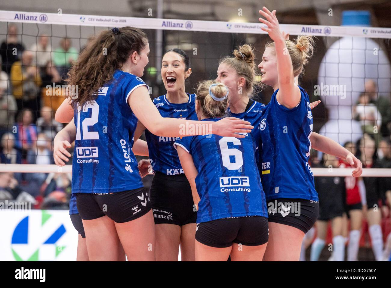 Jasmine Gross (Allianz MTV Stuttgart, #03), center - Cheers, joy, shout ...