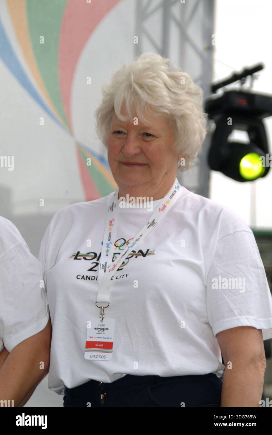 Dame Mary Peters MBE CBE, Olympic Pentathlete Champion between 1961 ...