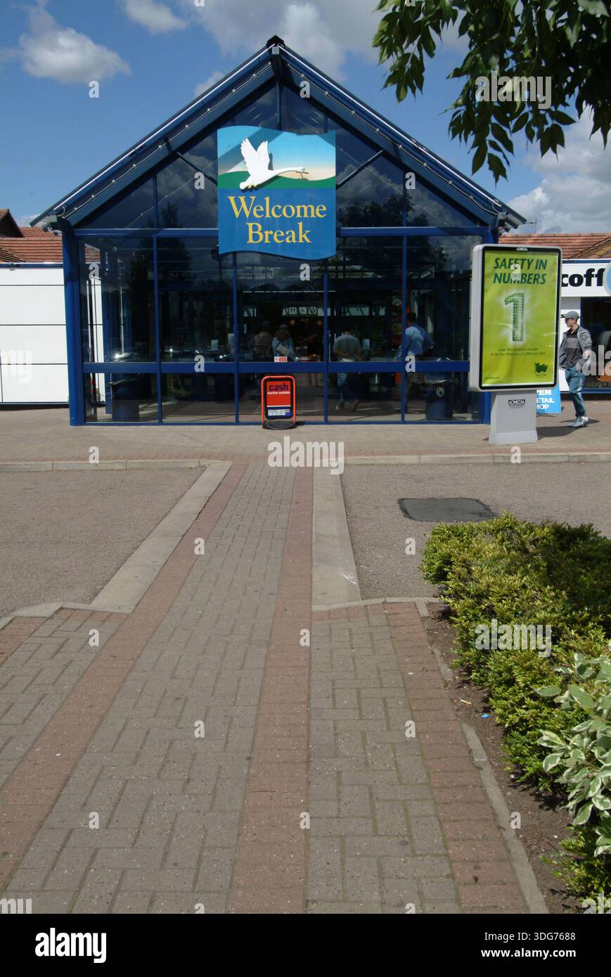 Warwick motorway service station (Welcome Break) on the M40 ...