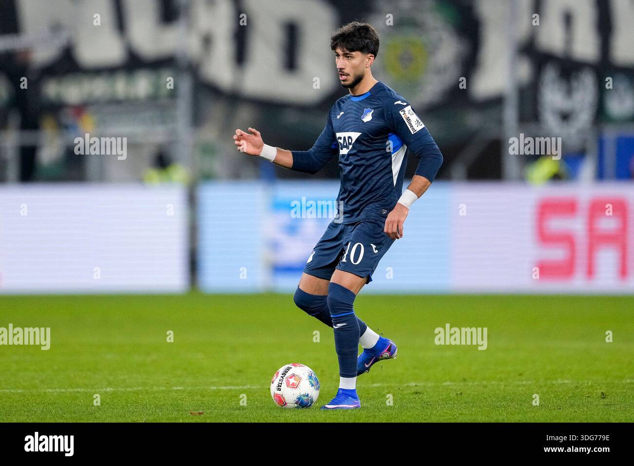 Muhammed Damar (Hoffenheim, 10), on the ball, free-standing shot, full ...