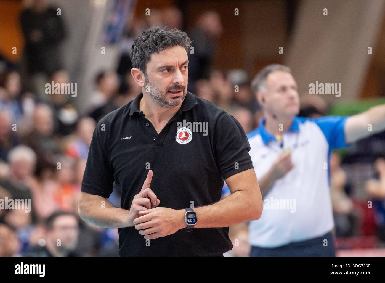 Davide Mazzanti (THY Istanbul, Head Coach) - Hand gesture GER, Allianz ...