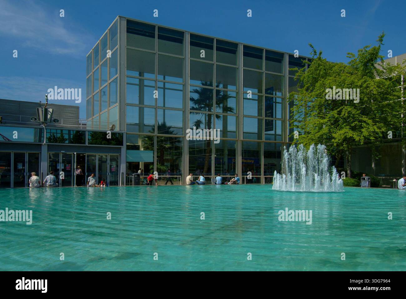Milton Keynes, fountain and pool in Queens Court. - Milton Keynes ...