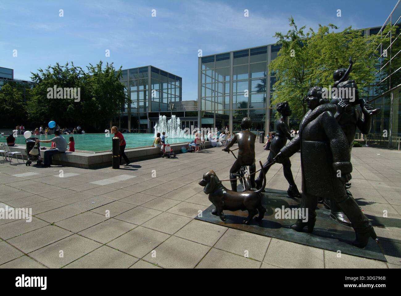 Milton Keynes, fountain and pool in Queens Court. - Milton Keynes ...