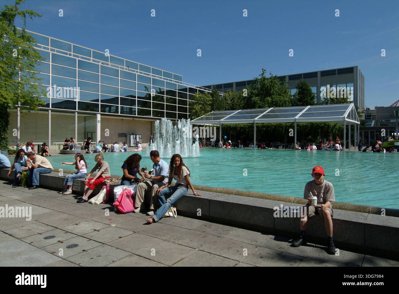 Milton Keynes, fountain and pool in Queens Court. - Milton Keynes ...