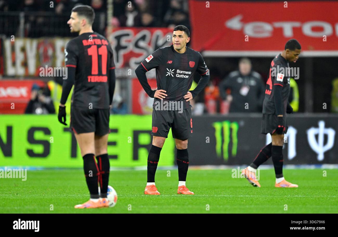From left: Martin Terrier, Ezequiel Fernandez (Leverkusen) after the 0: ...