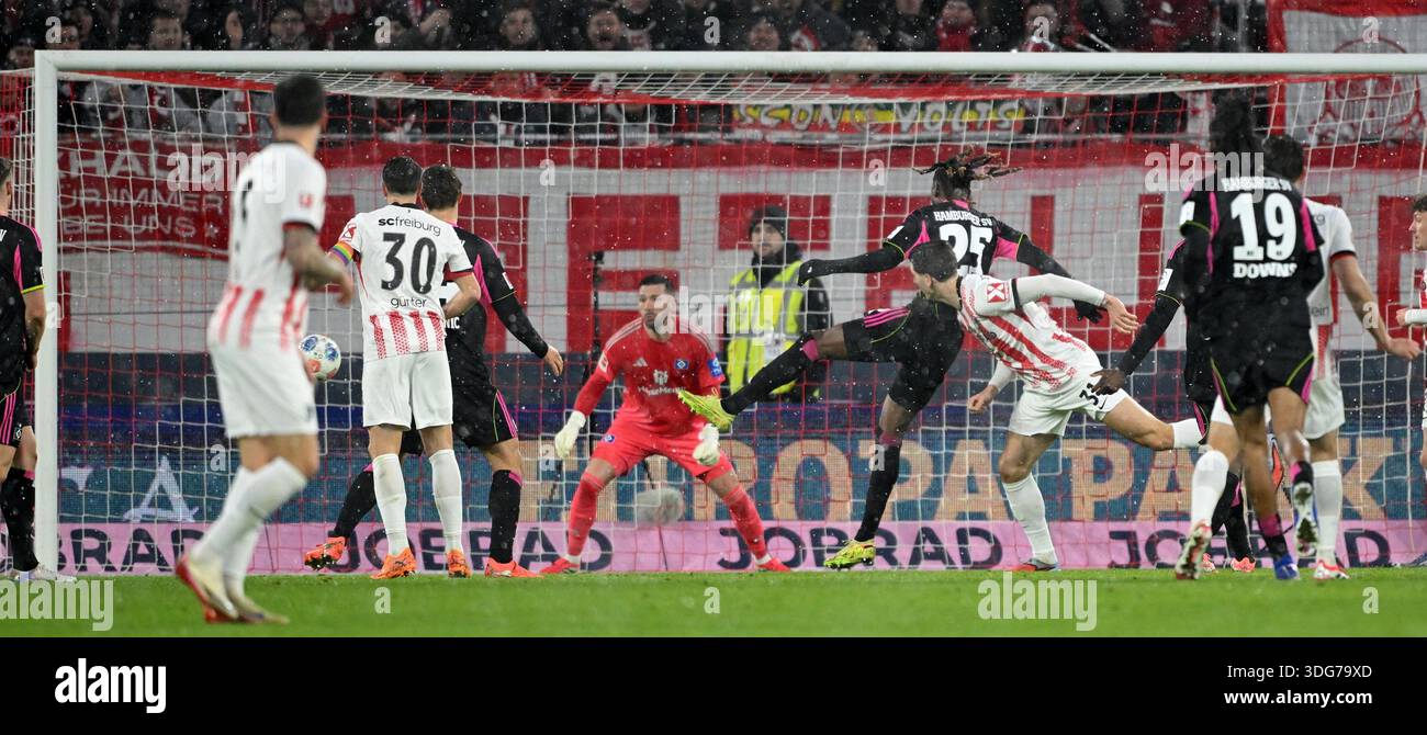 from left Christian Guenter, goalkeeper Daniel Heuer Fernandes (HSV ...