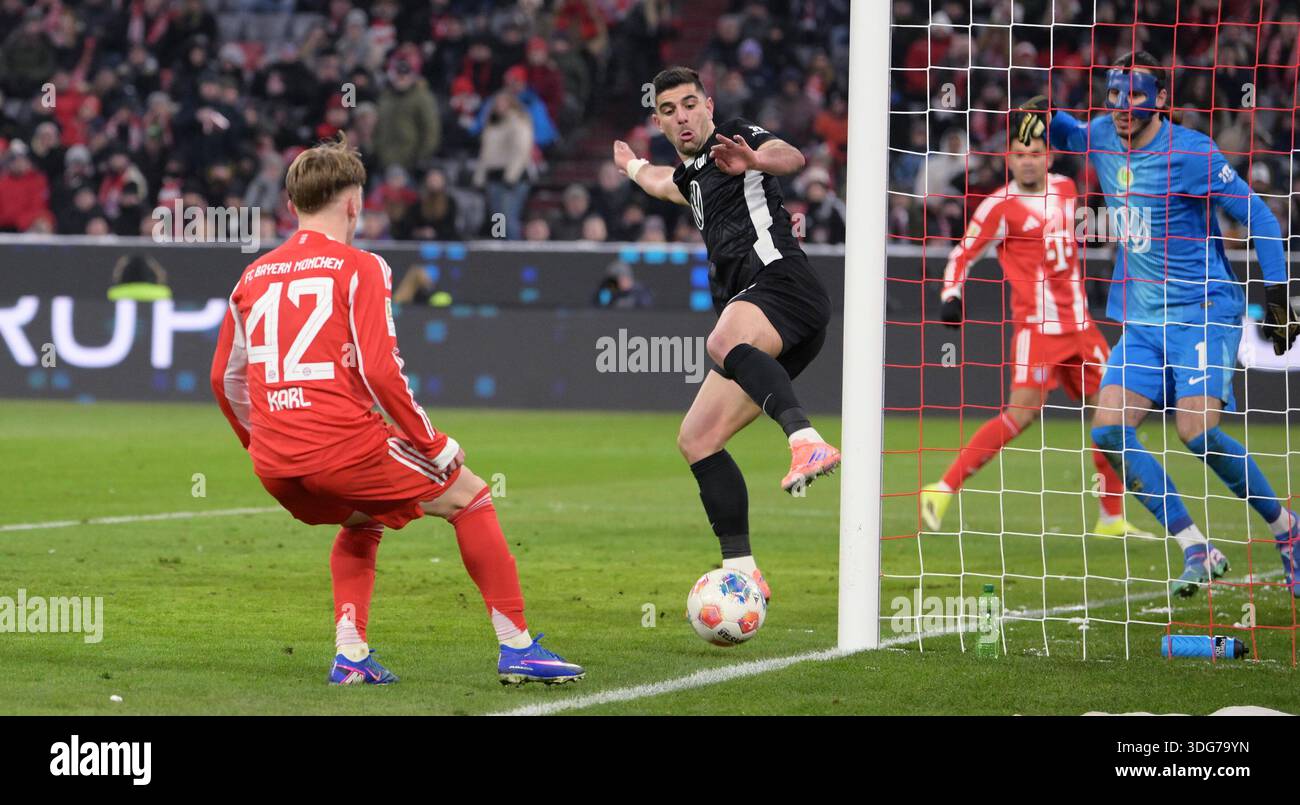 from left: Lennart Karl (Bayern), Konstantinos Koulierakis, goalkeeper ...