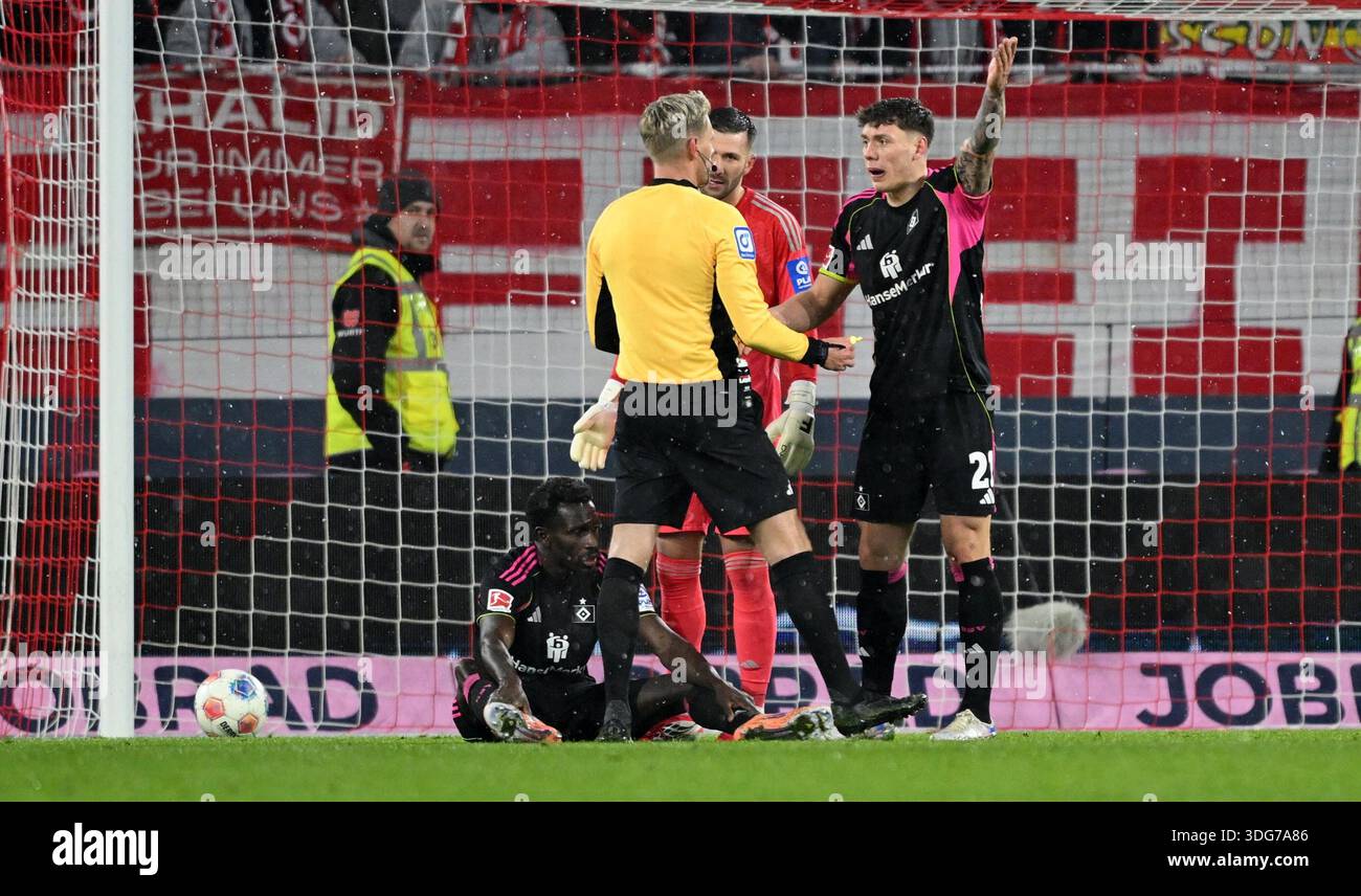 from left: Bakery Jatta, referee Timo Gerach, goalkeeper Daniel Heuer ...