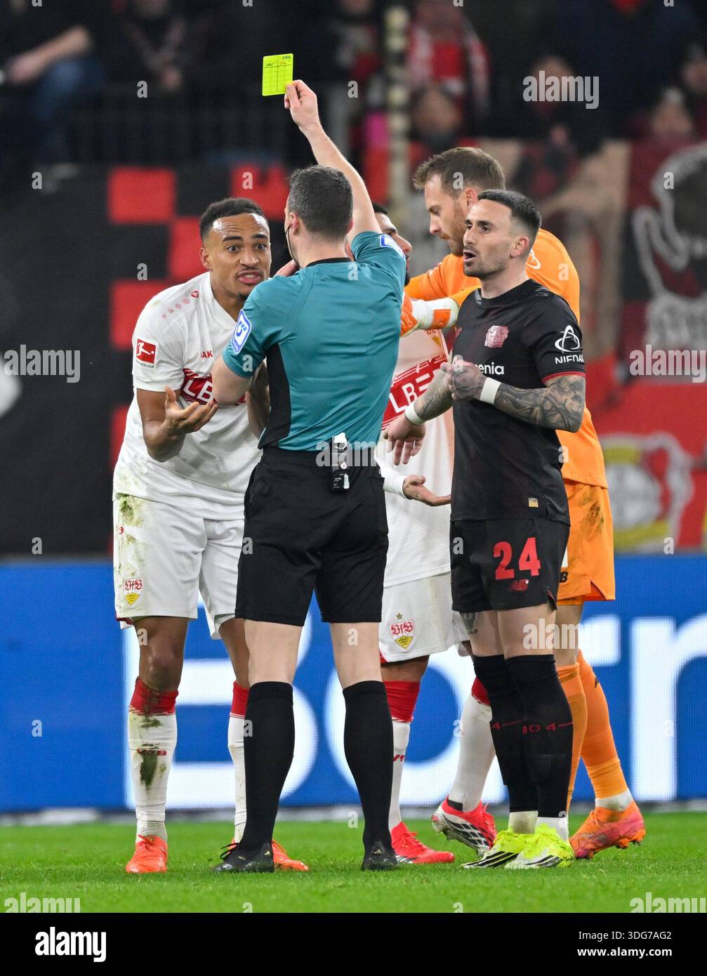 from left: Jamie Leweling (Stuttgart, yellow card), referee Felix ...