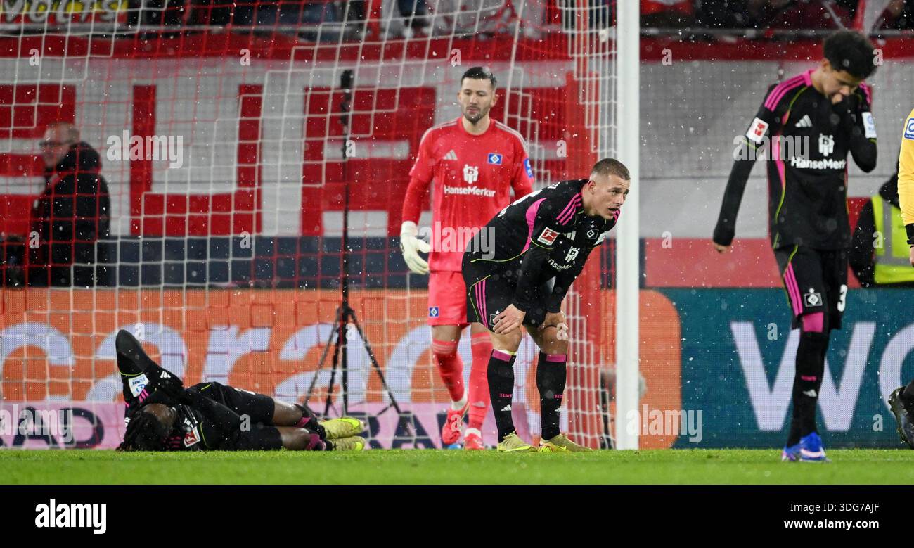 from left Jordan Torunarigha, goalkeeper Daniel Heuer Fernandes (HSV ...