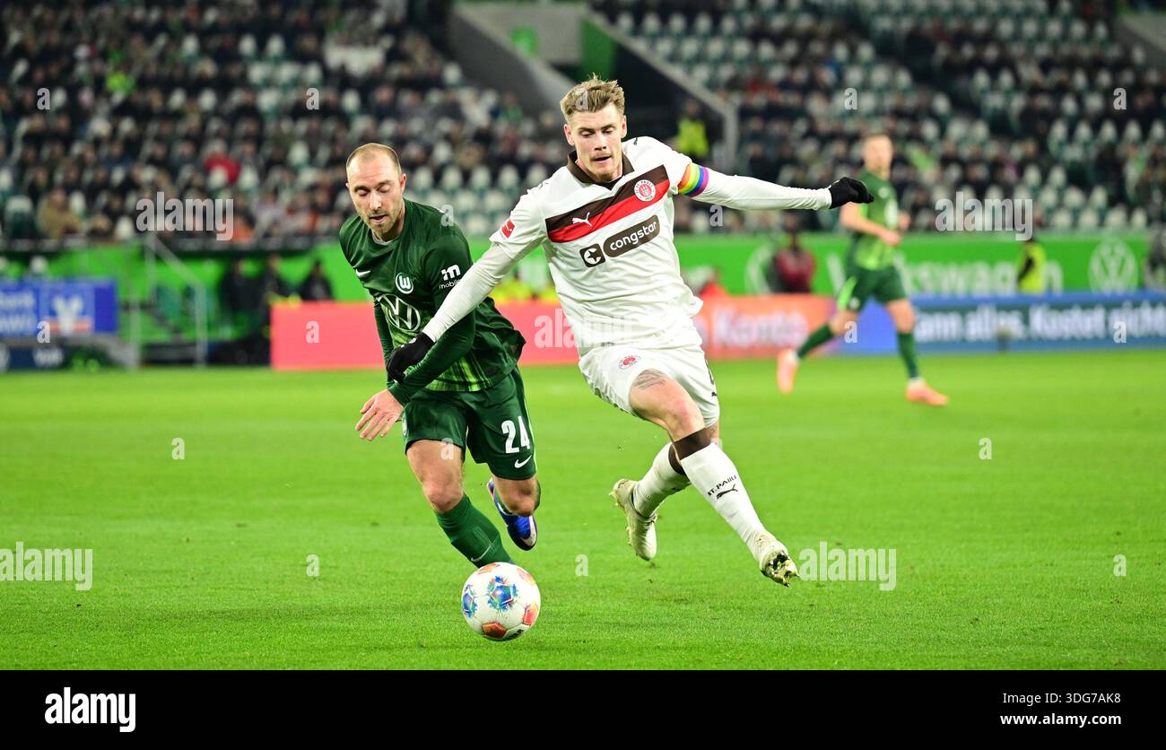 from left to right Christian Eriksen, Eric Smith (St. Pauli) Wolfsburg ...