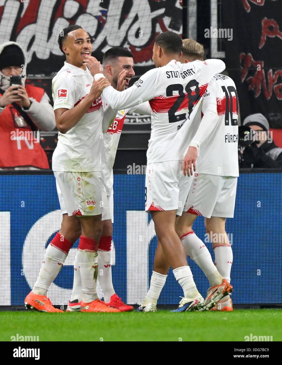 0:4 Goal, cheers, from the left Jamie Leweling, goal scorer Deniz Undav ...