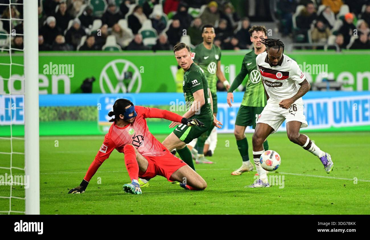 from left: goalkeeper Kamil Grabara (Wolfsburg), Yannick Gerhardt ...